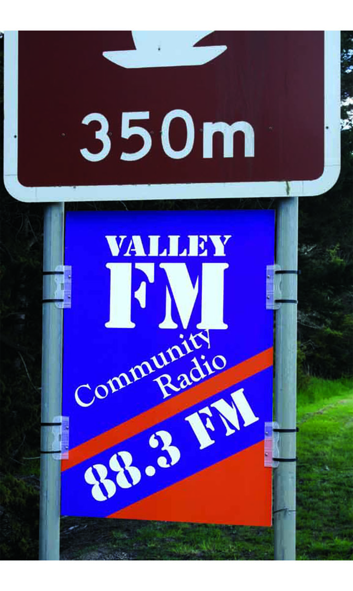 Corrugated Plastic Mounting Bracket - Signs & Posters | Displays2Go