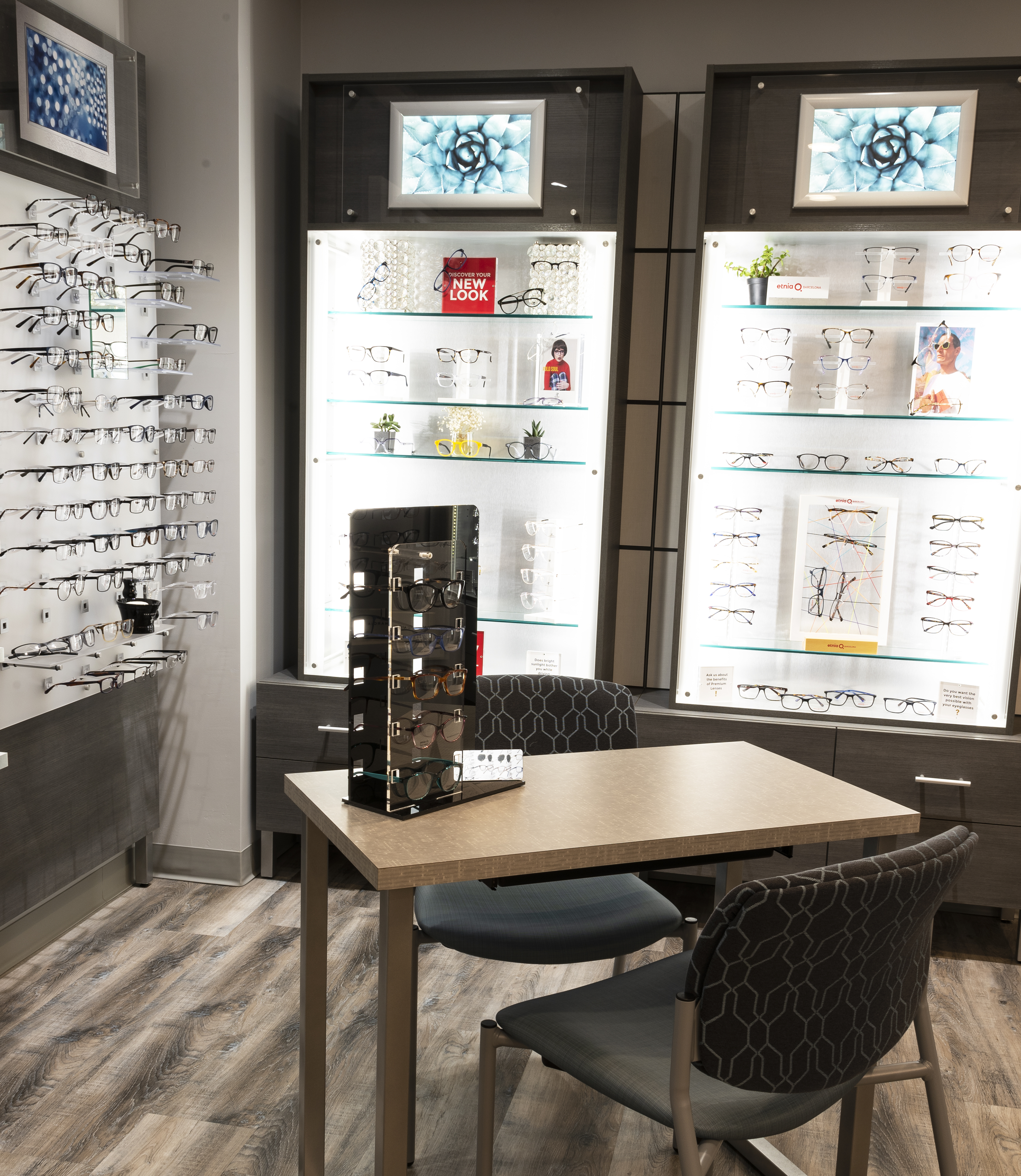 Standing Optical Lens Display | Acrylic Countertop Design | Displays2Go